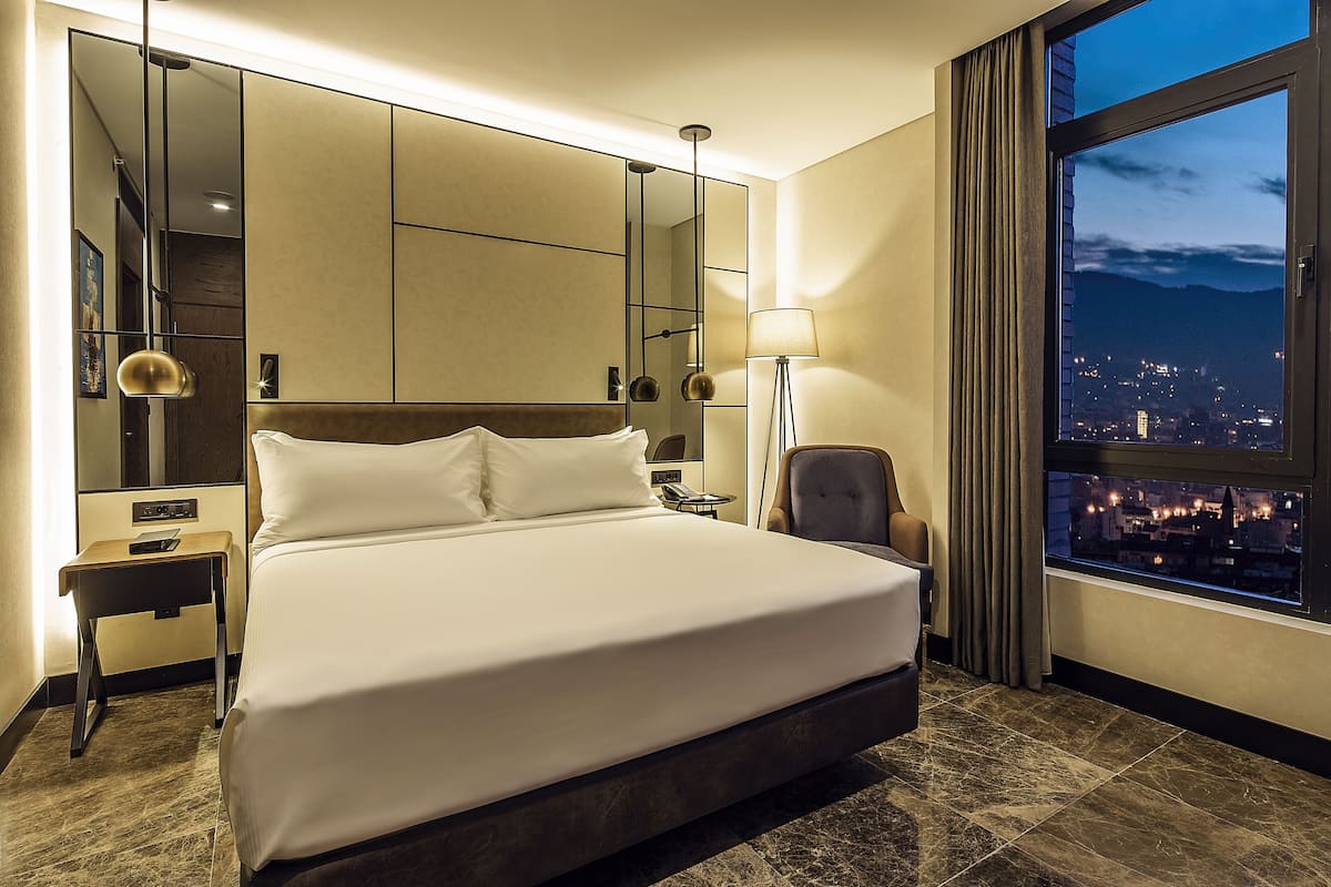 Corner Suite King Highway View | Roupa de alta qualidade, minibar, cofre no quarto