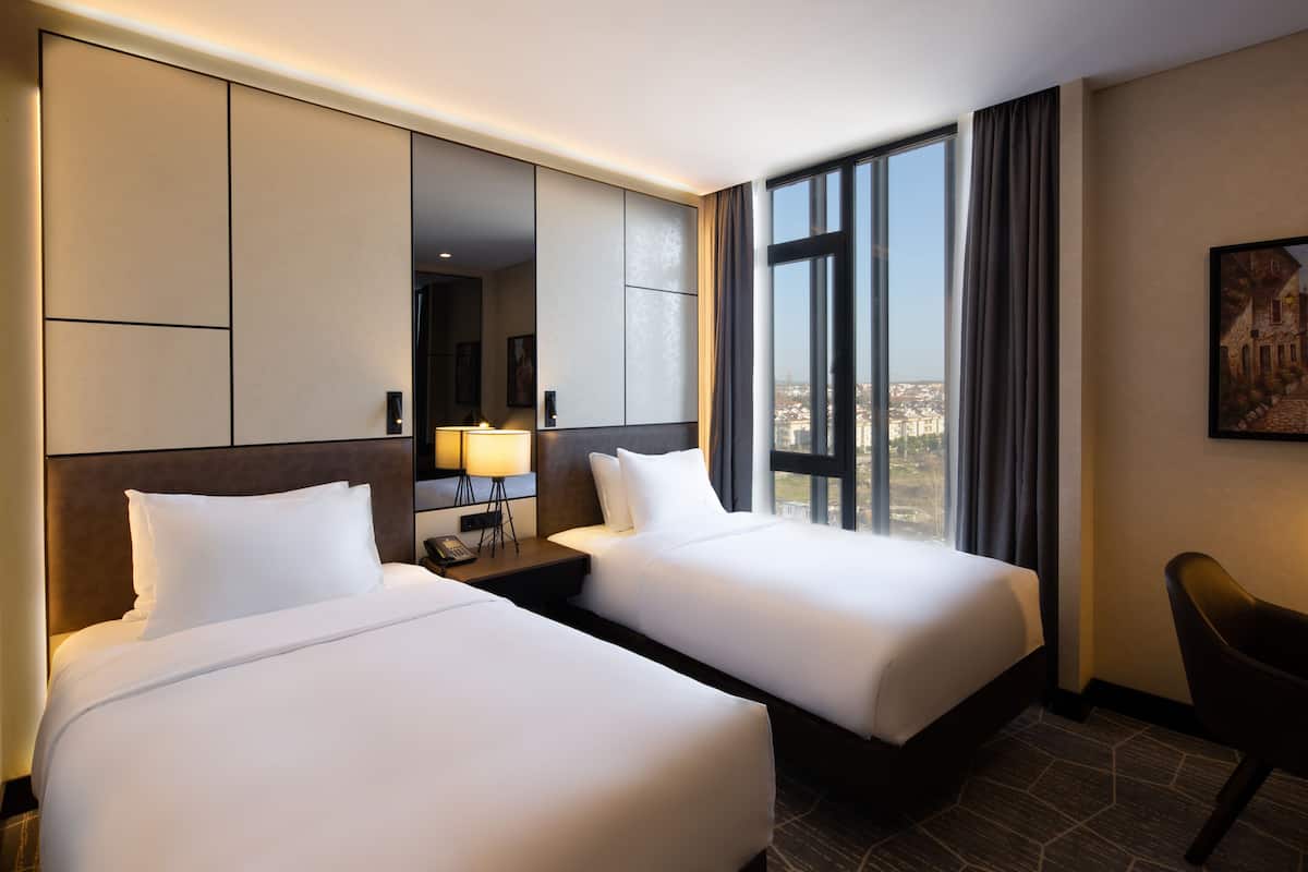 Superior Room Twin Courtyard View | Roupa de alta qualidade, minibar, cofre no quarto
