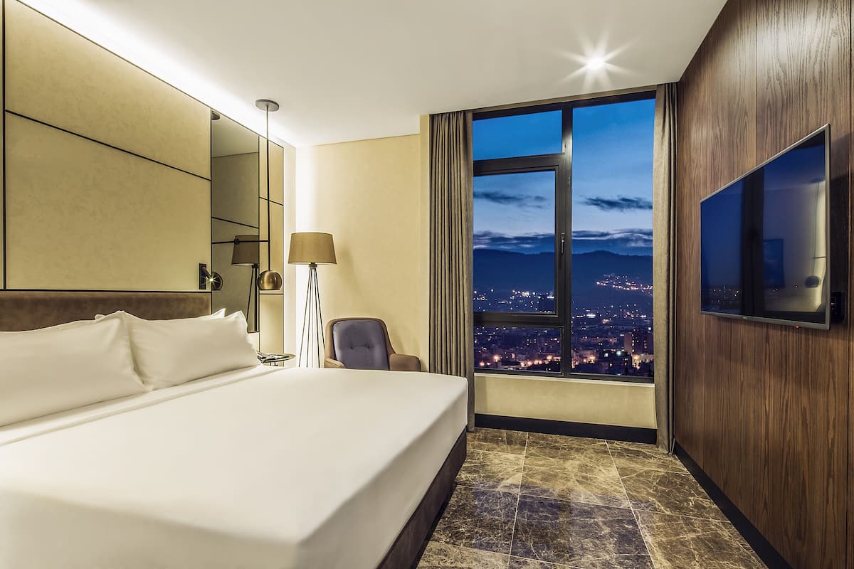 Deluxe Suite King Mountain View | Roupa de alta qualidade, minibar, cofre no quarto
