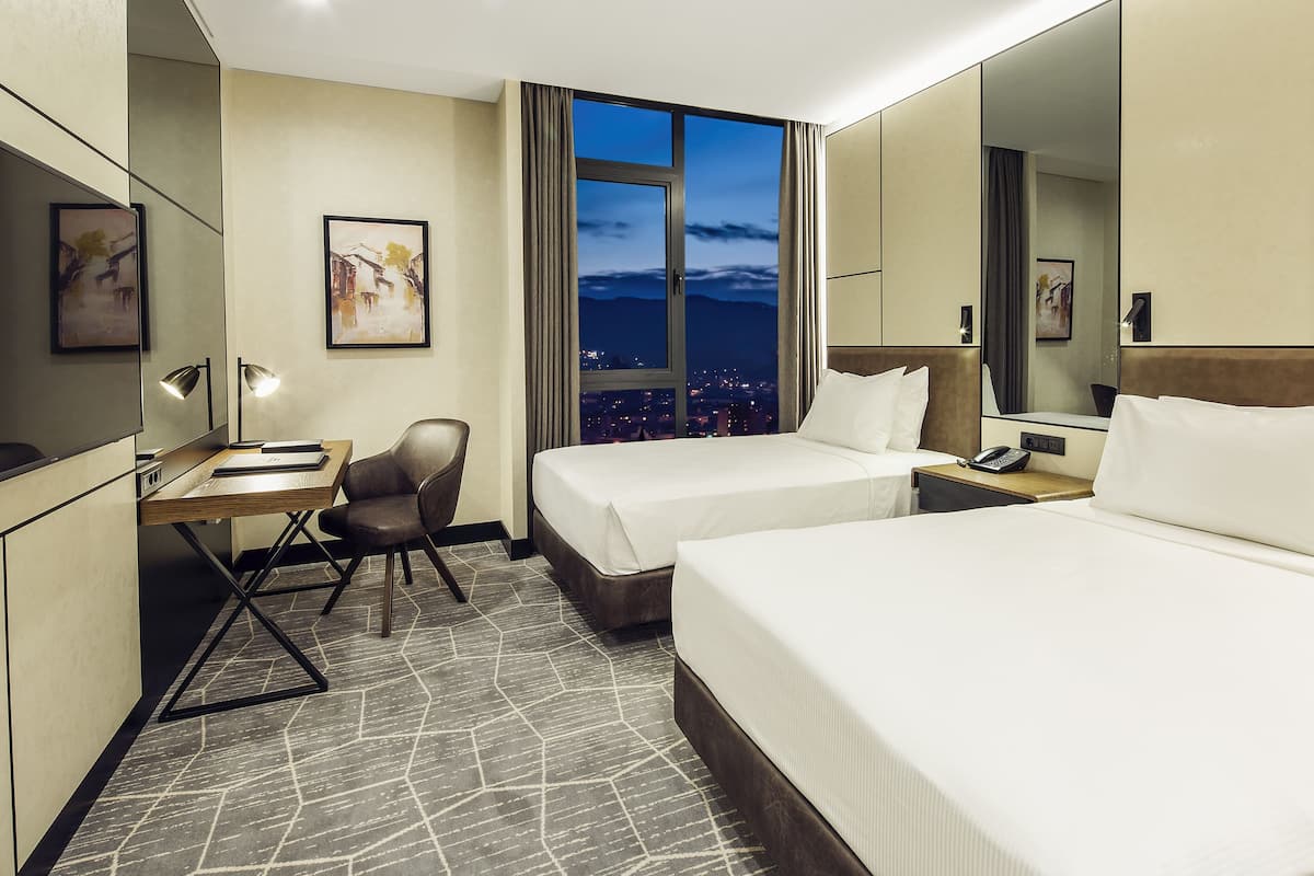 Superior Room Twin City View | Roupa de alta qualidade, minibar, cofre no quarto