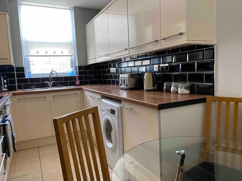7 Person Home Flat W/parking - Near Swansea Centre - Swansea