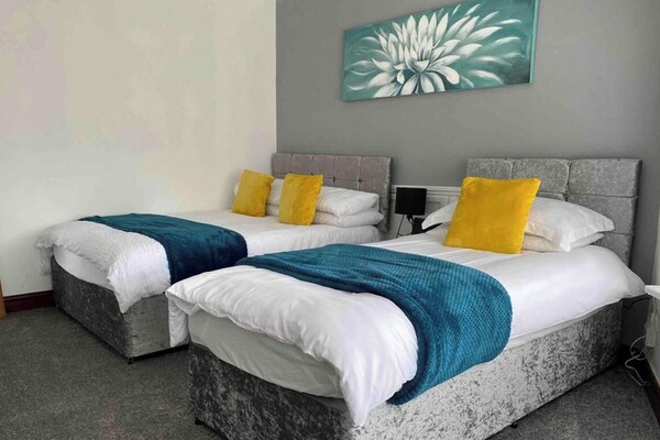 7 Person Home Flat W/parking - Near Swansea Centre - Swansea