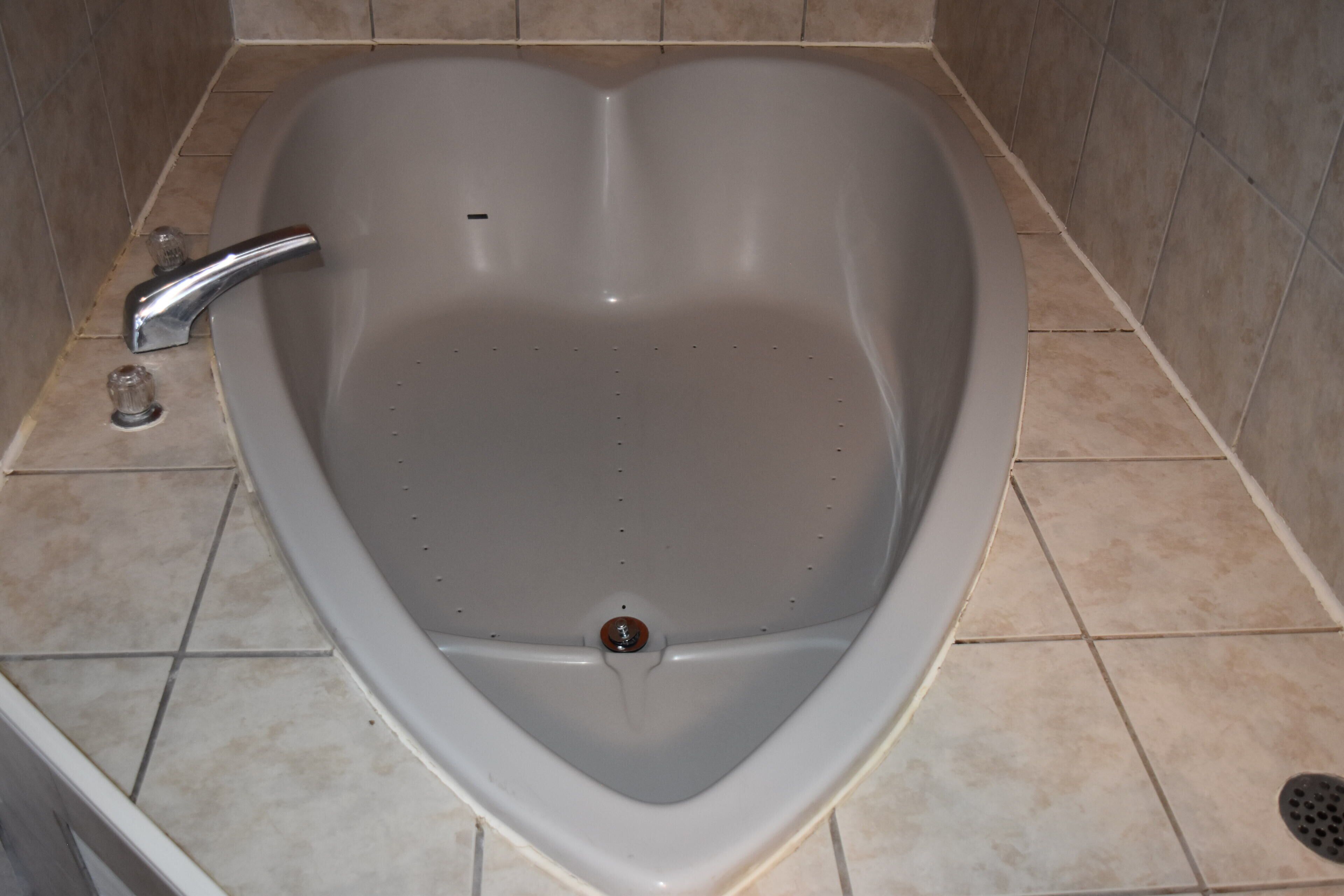 Quarto, 1 cama king-size, não fumadores, banheira de hidromassagem | Casa de banho | Uma combinação polibã/banheira, um chuveiro fixo, toalhas fornecidas 