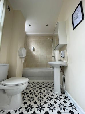 Produtos de toalete grátis, secador de cabelo, toalhas de banho