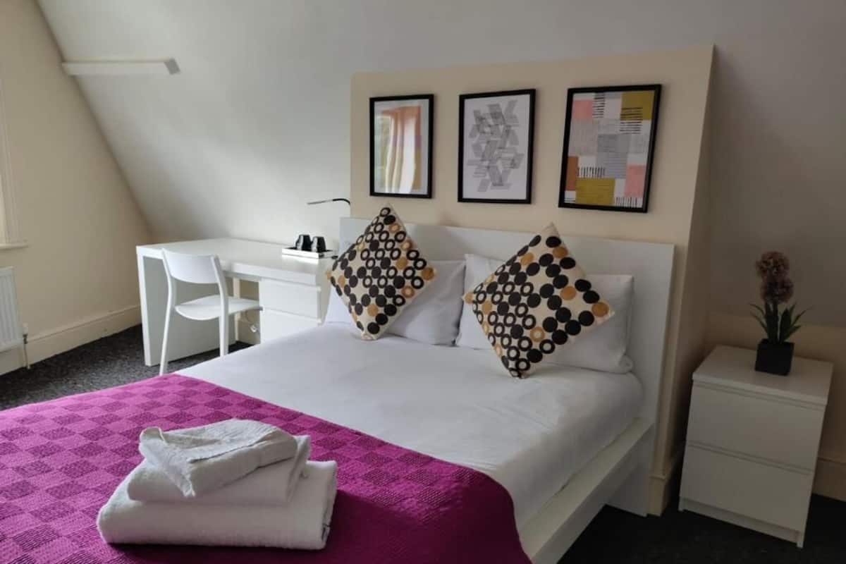 Quarto (8) | Roupas de cama premium, escrivaninha, espaço de trabalho para notebook