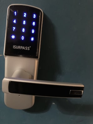 Roupas de cama premium, escrivaninha, espaço de trabalho para notebook