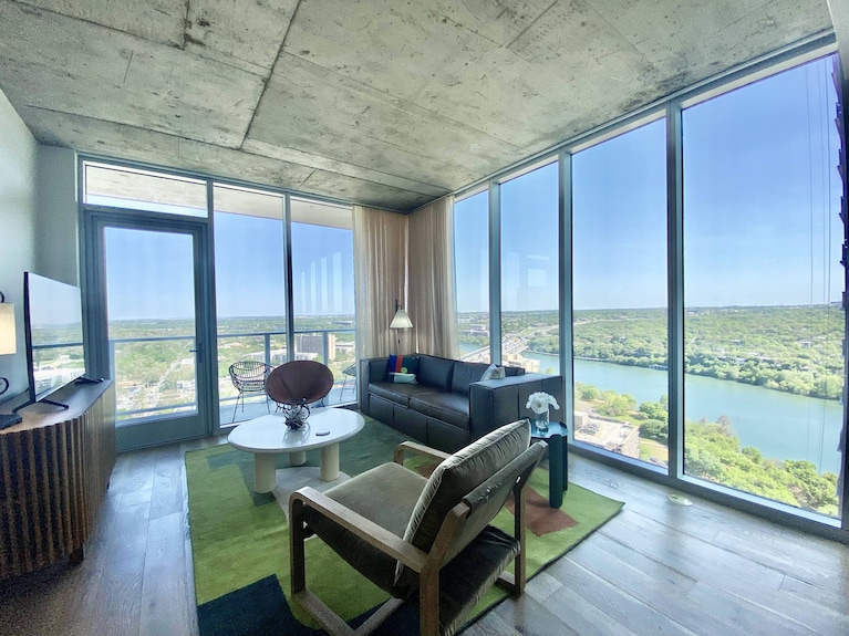 Luxury Condo W/ Lake View -Walk To Rainey & Lake, Pool, Gym, King Bed, Nespresso - Austin, TX
