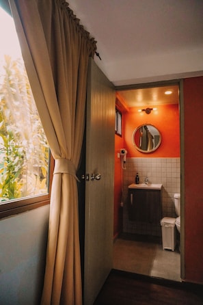 Quarto casal standard | Banheiro | Toalhas de banho