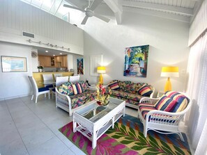 Villa Deluxe, 2 quartos, vista para o oceano | Sala de estar | Televisor de ecrã plano de 55 polegadas com canais digitais, televisor 