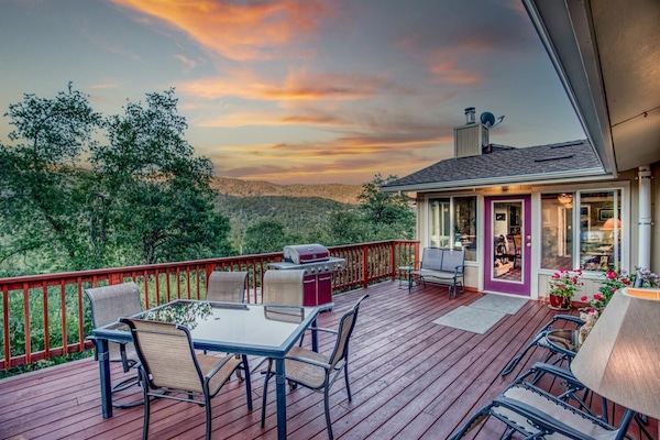 Terraço com espreguiçadeiras