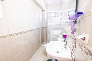 Secador de cabelo, toalhas de banho