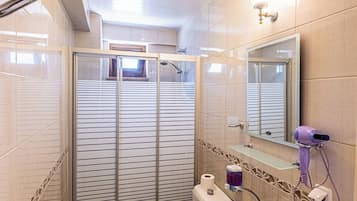 Quarto Triplo Comfort | Casa de banho | Um secador de cabelo, toalhas fornecidas