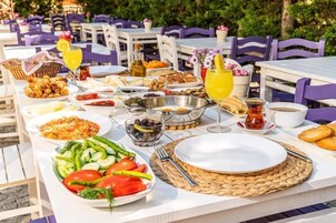 Café da manhã com buffet grátis todos os dias
