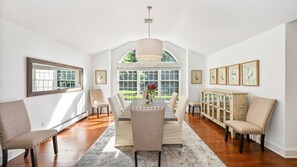 Casa, várias camas (Seatuck Contemporary by Westhampton V) | Sala | Televisor, lareira, aparelhagem 