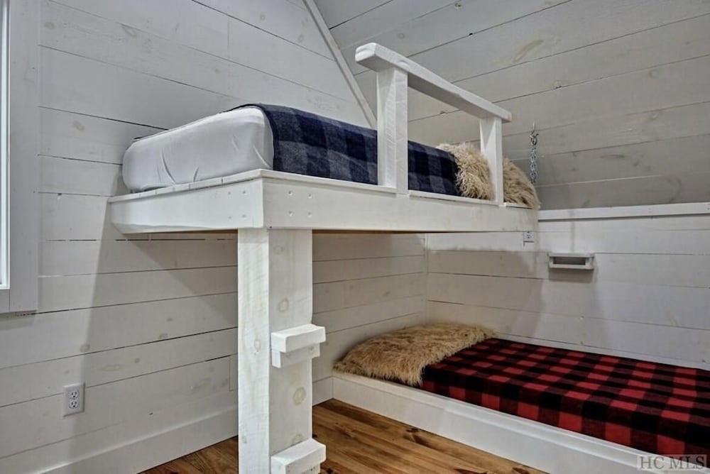 Family And Pet Friendly Cabin On A Creek. 10 Minutes To Downtown Cashiers - Cashiers, NC