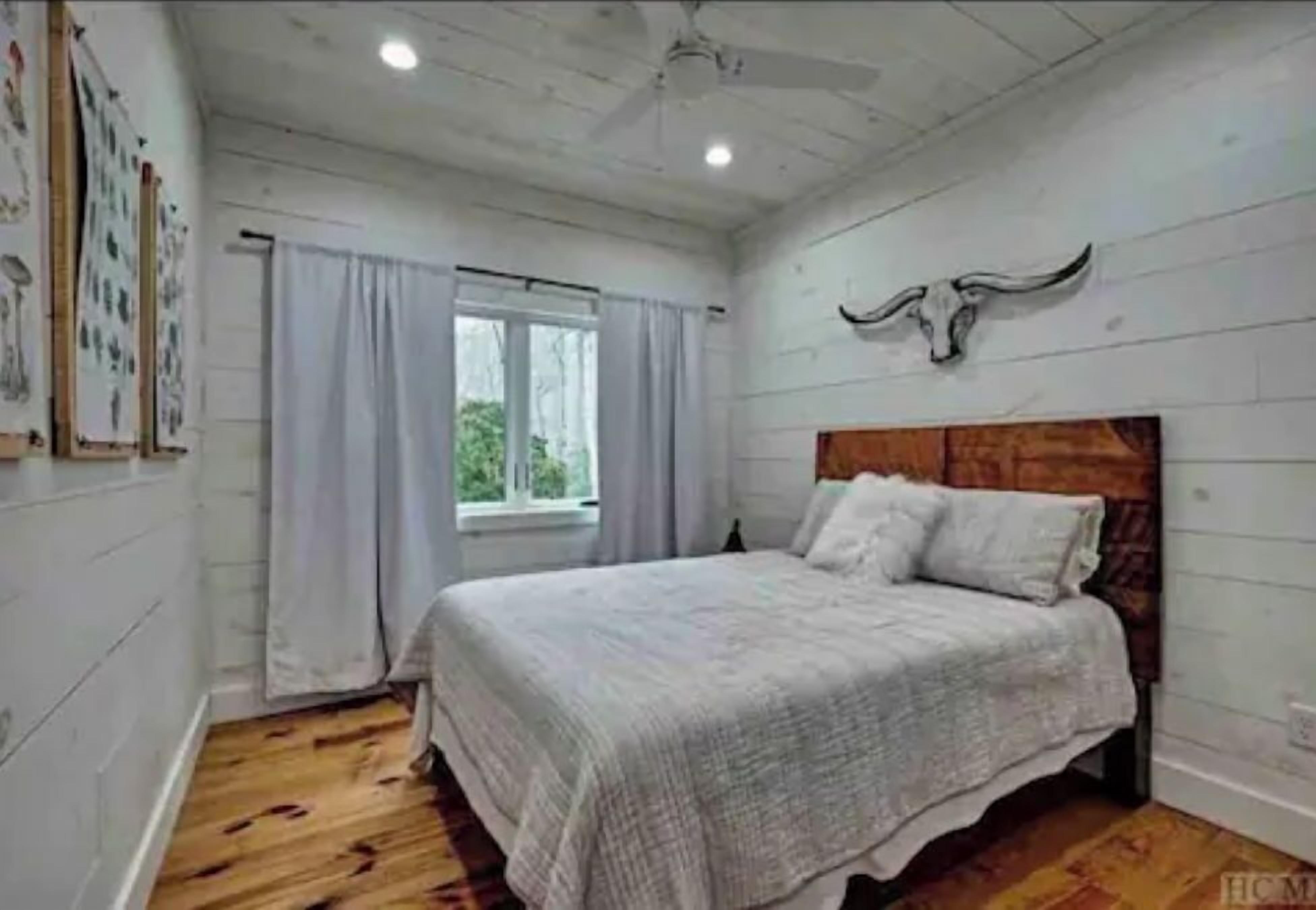 Family And Pet Friendly Cabin On A Creek. 10 Minutes To Downtown Cashiers - Cashiers, NC