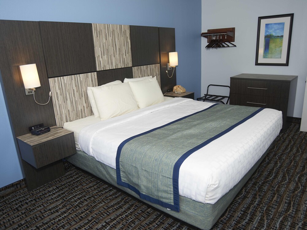 Deluxe Suite 1 King Bed At Sandwich Lodge And Resort - Sandwich, MA