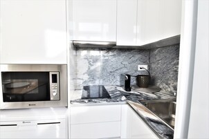 Geladeira grande, micro-ondas, cooktop, lava-louças