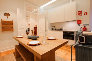 Apartamento Deluxe | Cozinha privada | Um forno, uma placa de cozinha, uma máquina de lavar louça 