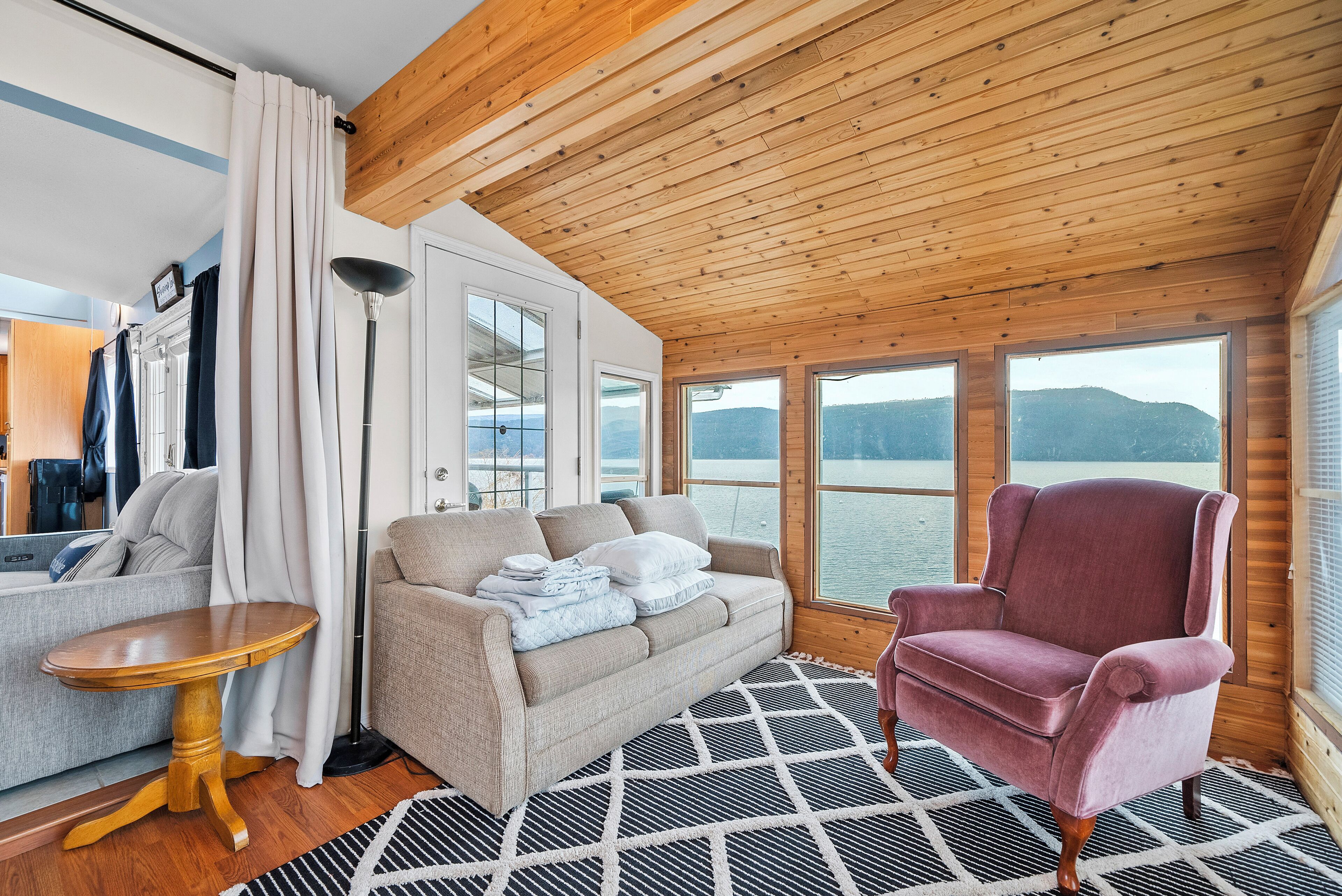 Full Lake Front Cabin On The Shuswap!! Sleeps 13 - British Columbia