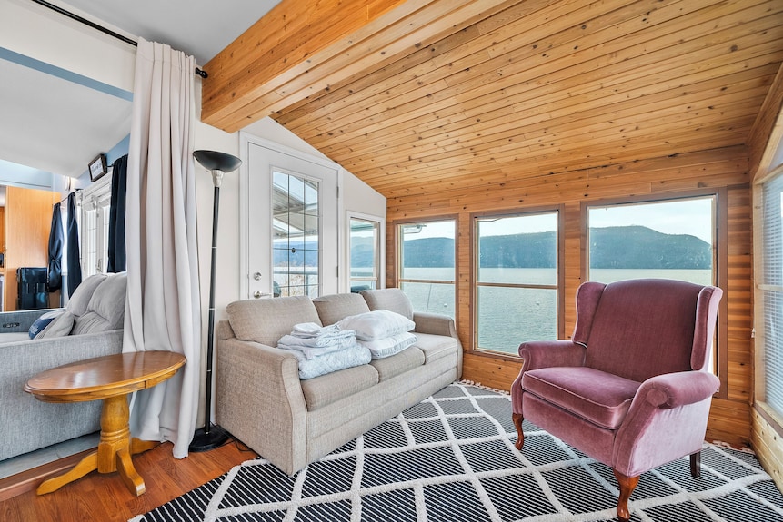 Full Lake Front Cabin On The Shuswap!! Sleeps 13 - British Columbia