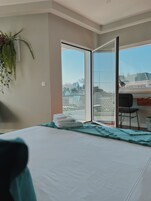 Quarto casal luxo, 1 cama Queen, banheiro compartilhado | Individualmente mobiliados, escrivaninha