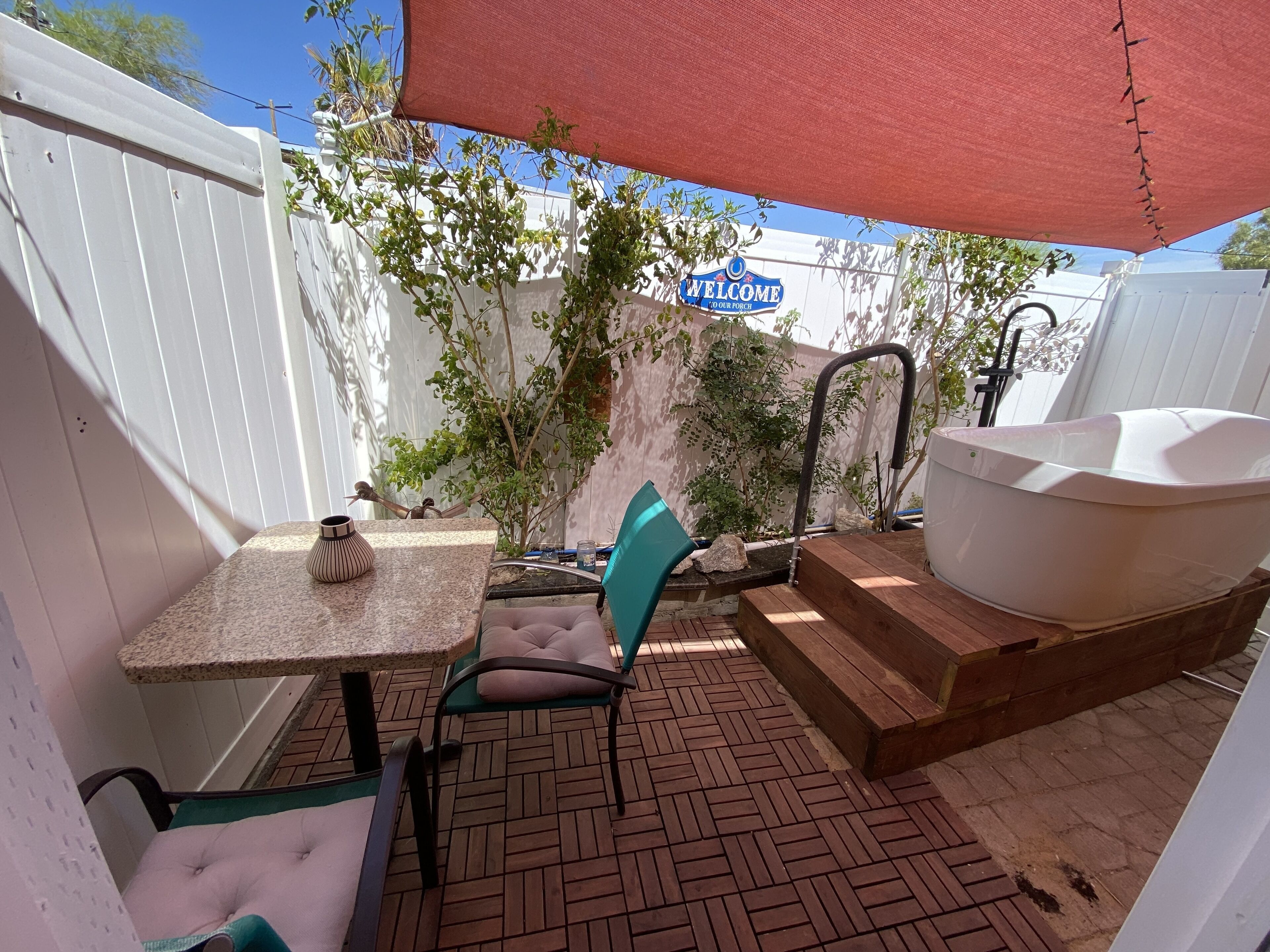 Quarto com design assinado, 1 cama King, banheira de imersão, no pátio | Terraço/pátio
