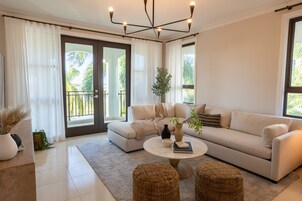 Apartamento Deluxe, 3 quartos, vista para o oceano | Sala de estar | Smart TV de 55 polegadas com canais por cabo, televisor 