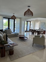 Apartamento standard, 3 quartos, vista parcial para o oceano | Área de estar | Smart TV 55 polegadas com canais a cabo, TV