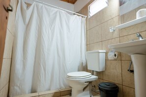 Quarto standard, várias camas | Banheiro | Chuveiro, chuveiro com efeito de chuva, bidê, toalhas de banho