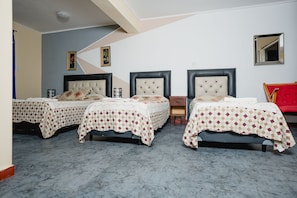 Quarto quádruplo elite | Individualmente decorados, individualmente mobiliados, escrivaninha