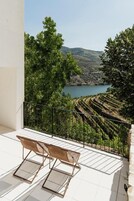 Double Deluxe with Terrace, vista parcial rio e vinhas | Minibar, cofre no quarto, quartos insonorizados, ferro/tábua de engomar 