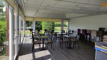Pequeno-almoço tipo buffet nos dias úteis (7 EUR por pessoa)