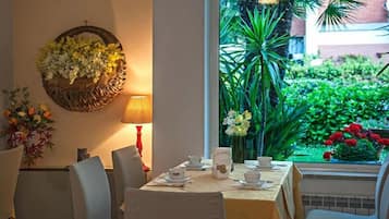 Café da manhã com buffet grátis todos os dias