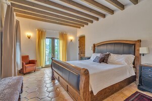 Casa, 3 quartos | 3 quartos, escrivaninha, espaço de trabalho para notebook