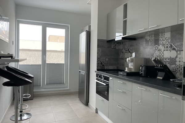 Apartamento Royal | Cozinha privada | Um frigorífico/congelador grande, um micro-ondas, um forno