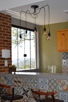 Geladeira, fogão, talheres/pratos/utensílios de cozinha