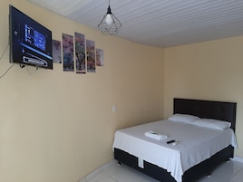 Quarto básico | Wi-Fi de cortesia, roupa de cama
