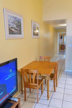 Casa, várias camas, pátio, vista para o jardim | Restaurantes