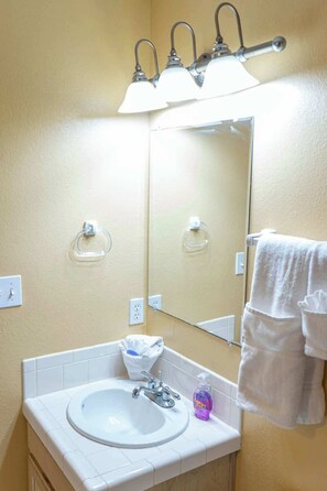 Casa, várias camas, pátio, vista para o jardim | Casa de banho | Produtos de higiene exclusivos, toalhas fornecidas 