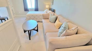 Apartamento em Condomínio Fechado, várias camas, varanda, vista para o oceano | Sala de estar | Televisor