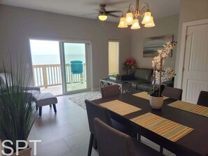 Apartamento em Condomínio Fechado, várias camas, varanda, vista para o oceano | Restaurantes