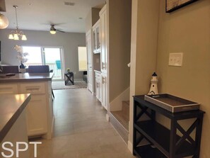 Apartamento em Condomínio Fechado, várias camas, varanda, vista para o oceano | Interior