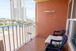 Apartamento em Condomínio Fechado, várias camas, varanda, vista parcial para o mar | Terraço/pátio interior