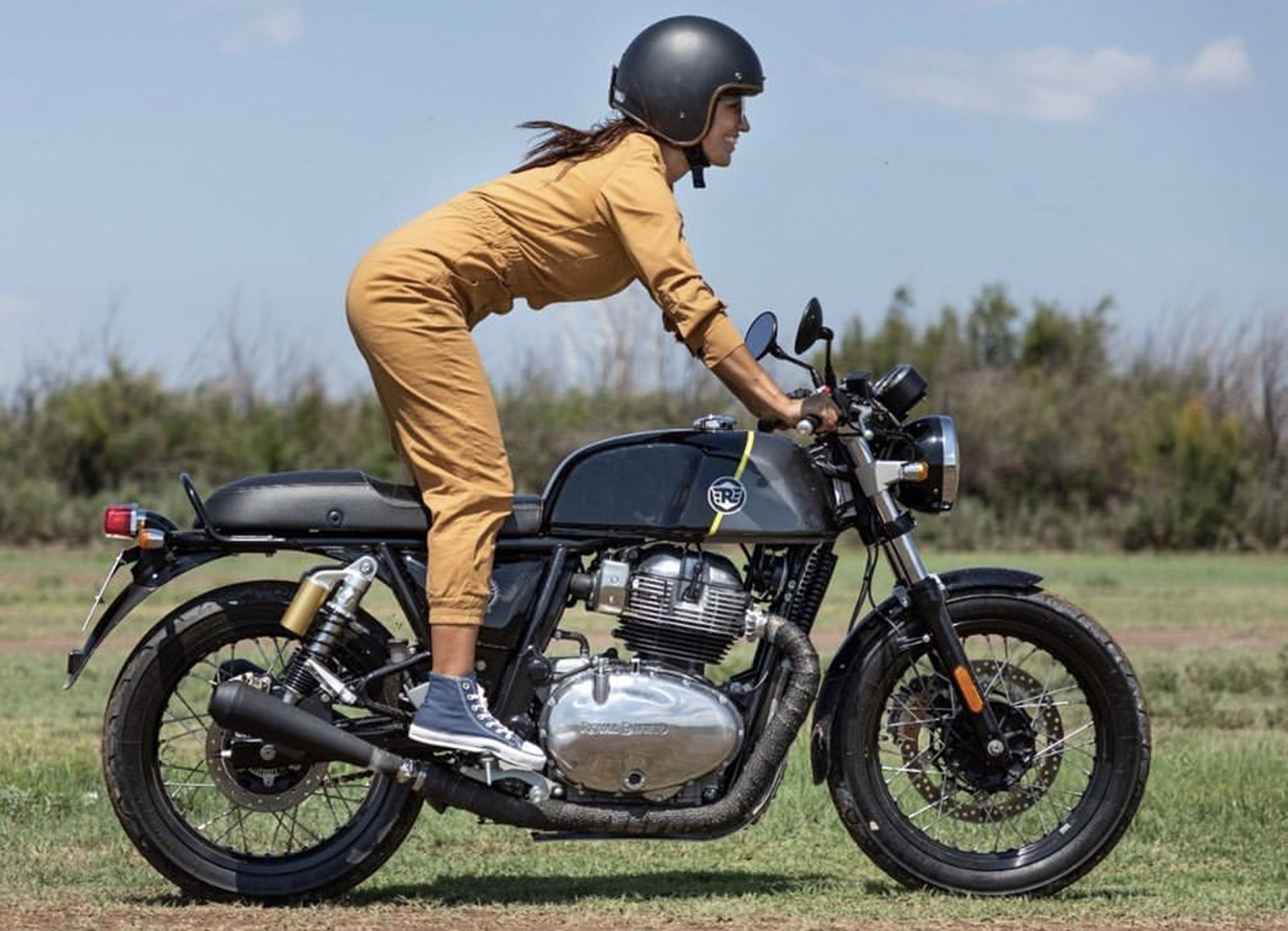 Uma pessoa conduzindo uma motocicleta em um campo aberto.