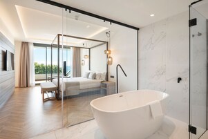 Suite Deluxe, vista para o mar | Casa de banho | Um polibã, um secador de cabelo, roupões, chinelos 
