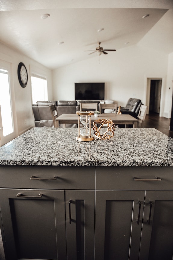 Cheerful 3 Bedroom Home In Family Neighborhood - 로건