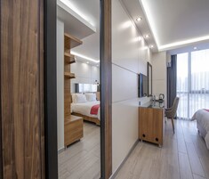 Quarto casal superior, 1 cama Queen, vista para a cidade | Área de estar | Smart TV 42 polegadas com canais via satélite, TV