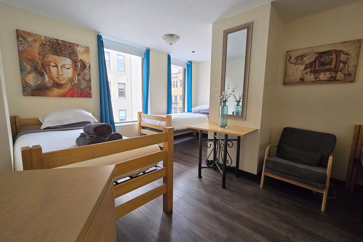 Quarto Individual Júnior | Cofre com capacidade para portátil, ferro/tábua de engomar