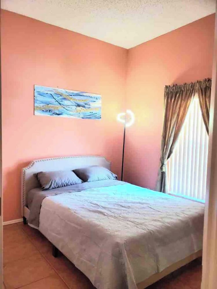 Relaxing 3 Bedroom Pool Home - Tampa Airport (TPA)
